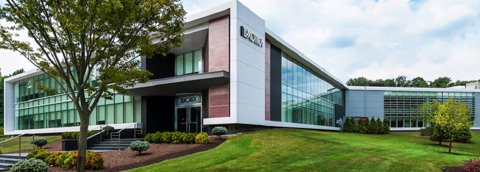 EssilorLuxottica renueva su histórica licencia con Armani hasta 2038 ...